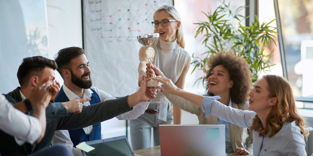 Cómo reconocer a tu equipo por cumplir sus metas laborales | Pluxee